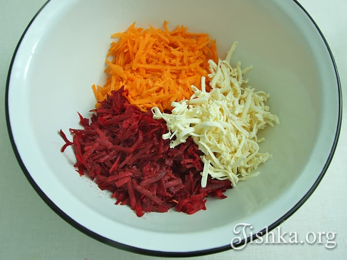 Салат из сырой свеклы и моркови с сырком - Кулинарный пошаговый рецепт ...